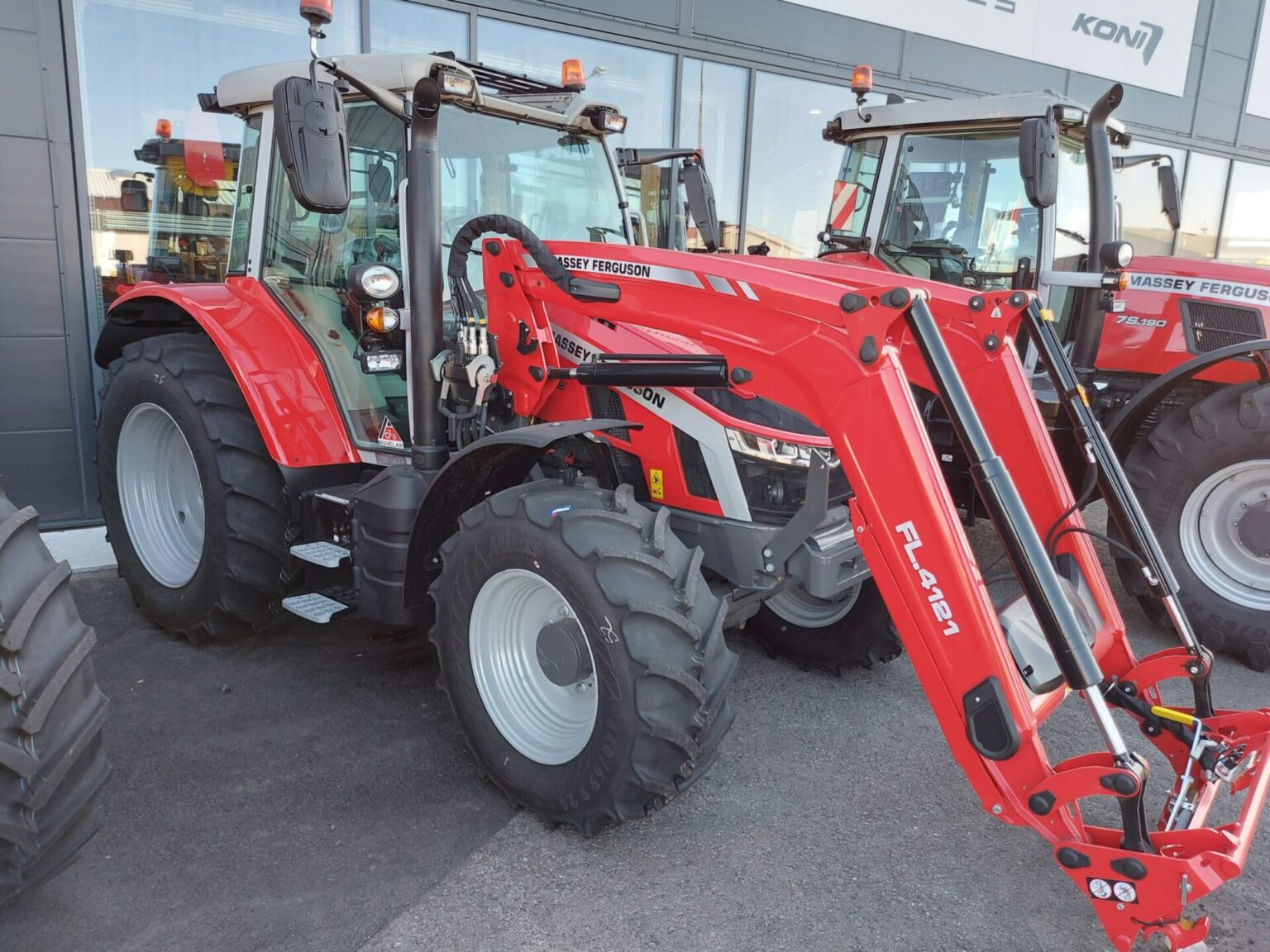 Massey Ferguson 5S105 Dyna4 Efficient – Buvelar